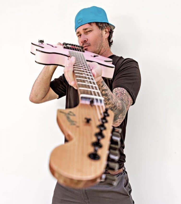 Fender Tom Delonge Starcaster is back in production! - Guitar Bomb